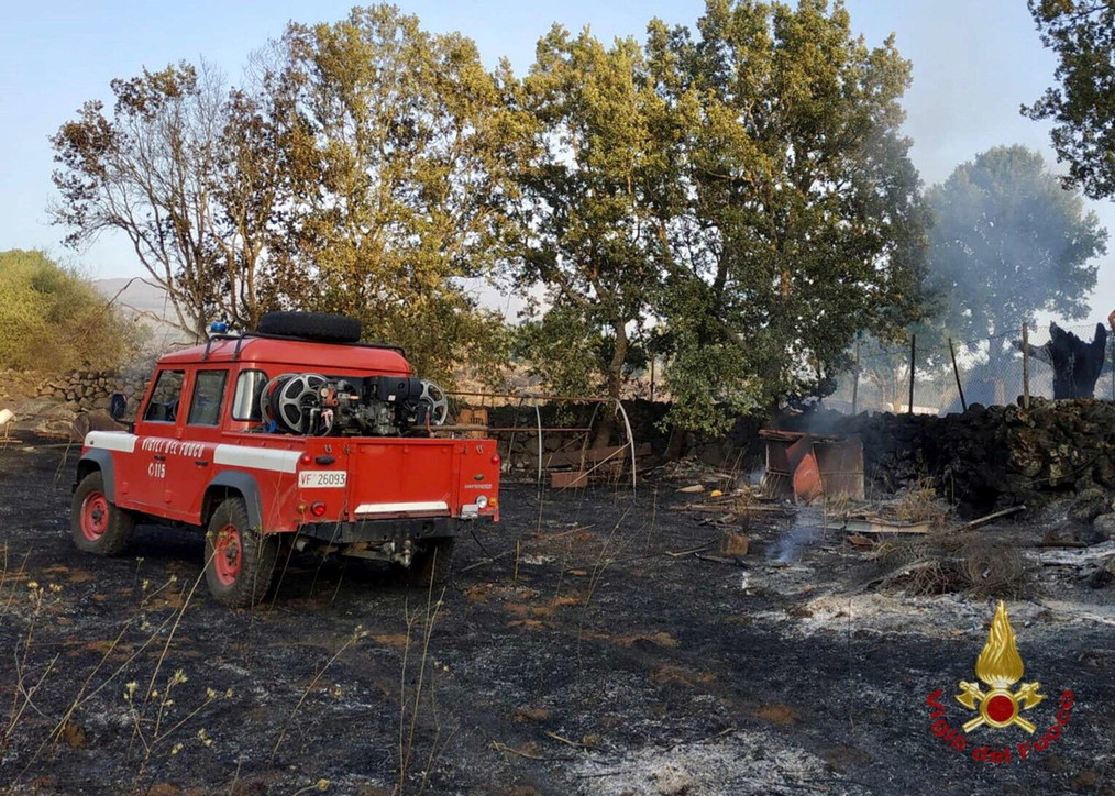 A Catania incendi costringono le persone a fuggire via mare