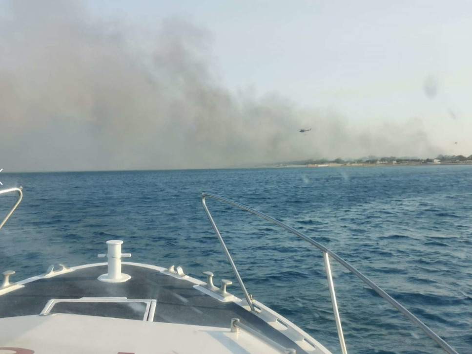 A Catania incendi costringono le persone a fuggire via mare