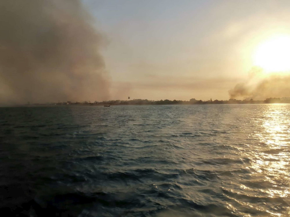 A Catania incendi costringono le persone a fuggire via mare