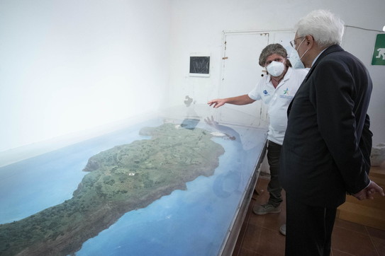 Mattarella a Ventotene, fiori sulla tomba di Altiero Spinelli