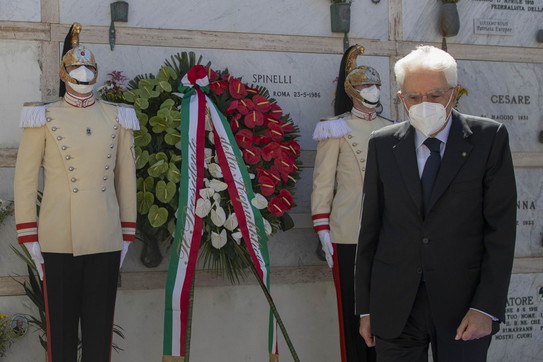 Mattarella a Ventotene, fiori sulla tomba di Altiero Spinelli