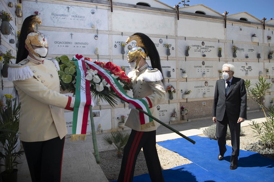Mattarella a Ventotene, fiori sulla tomba di Altiero Spinelli
