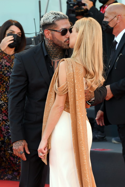 Lenticchio e Drusilla Gucci: la strana coppia ufficializza l'amore al Lido