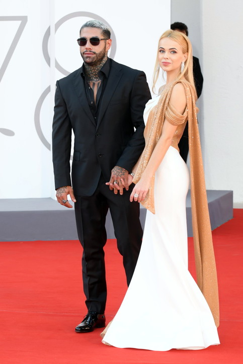 Lenticchio e Drusilla Gucci: la strana coppia ufficializza l'amore al Lido