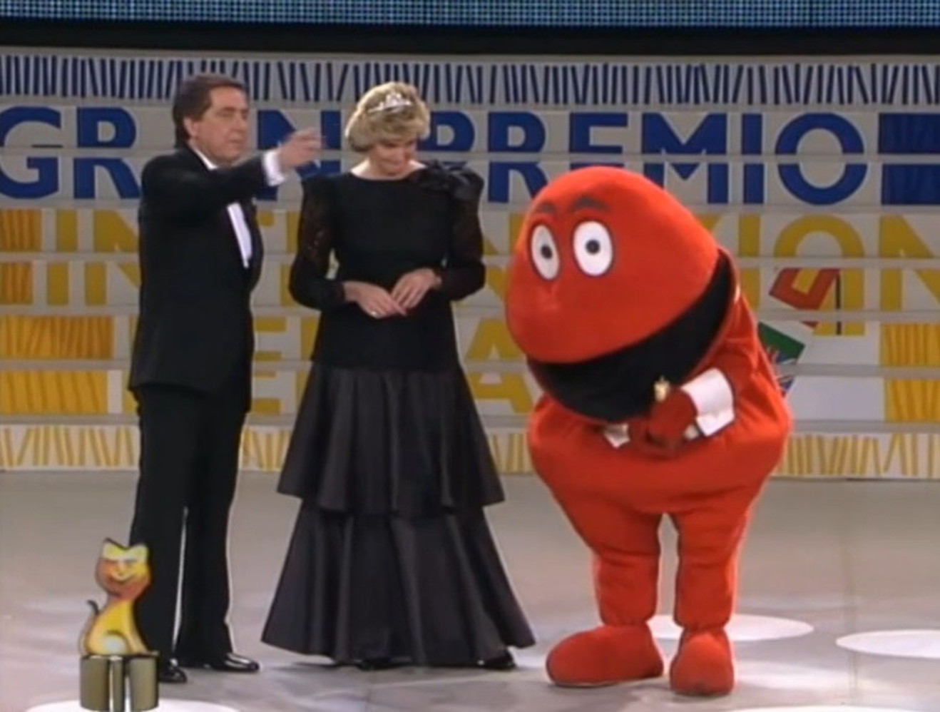 Telegatti 1991: il Gabibbo riceve il premio come "Personaggio rivelazione"