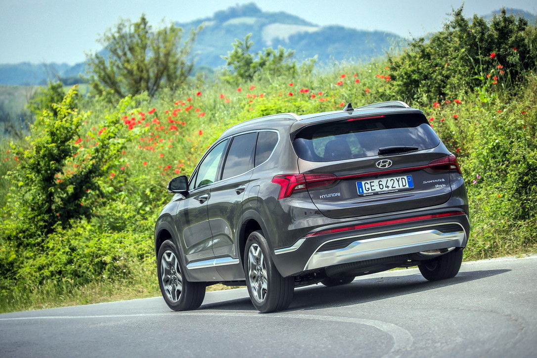 Hyundai Santa Fe, altra versione elettrificata ma ora Plug-in