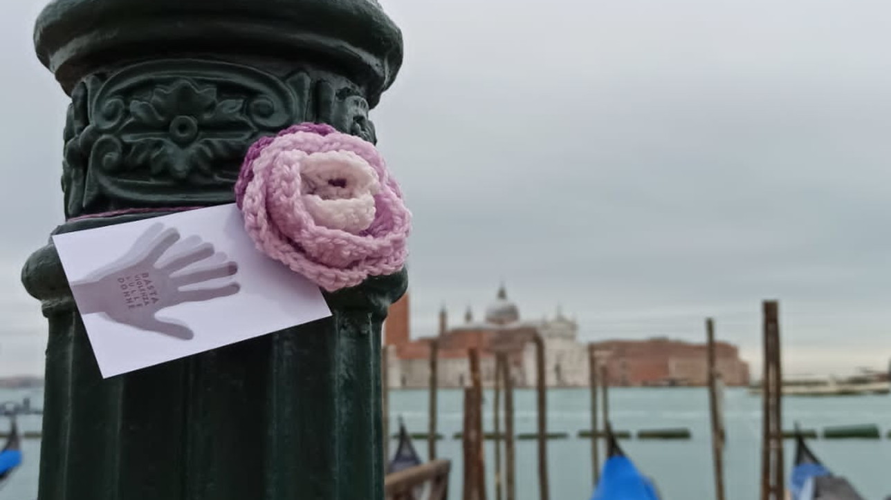 Venezia invasa da rose all'uncinetto: simbolo contro la violenza sulle donne