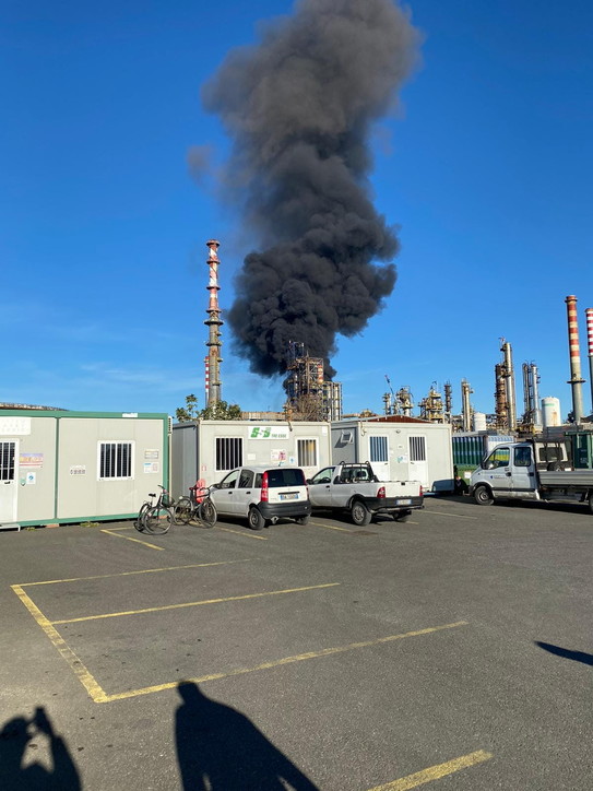 Livorno, incendio ed esplosioni nella raffineria Eni: colonna di fumo nero