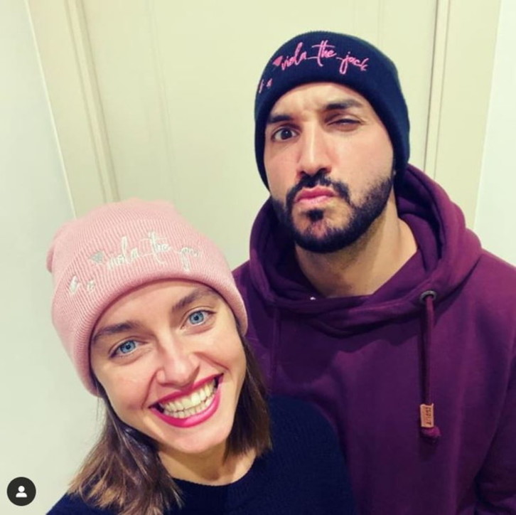 Matilde Gioli sulla neve con il fidanzato Alessandro Marcucci: “Famiglia”