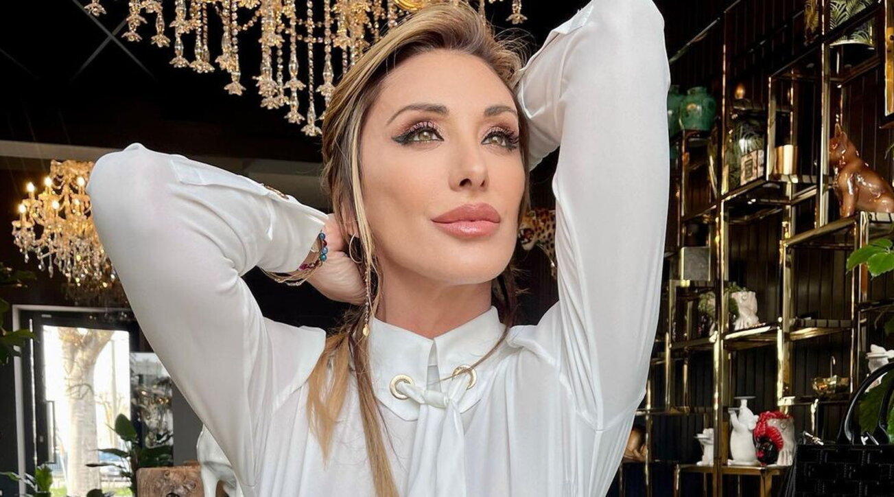 Sabrina Salerno piccante con la camicetta trasparente