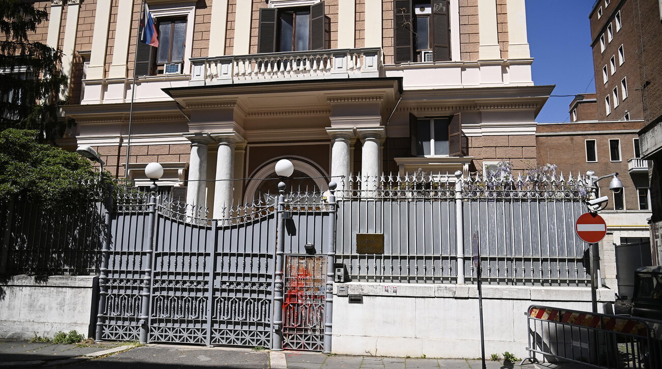 Roma, ucraino lancia vernice rossa sul cancello di ingresso dell ...