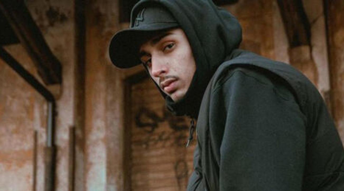 Milano, rapper attacca gli agenti a un controllo: "Che volete? Sono ...