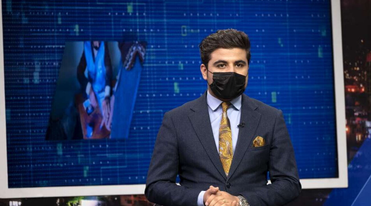 Afghanistan, presentatori tv si coprono volto in sostegno a colleghe