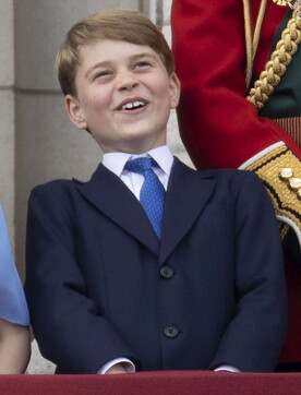 Le smorfie del principino Louis al balcone rubano la scena a Elisabetta