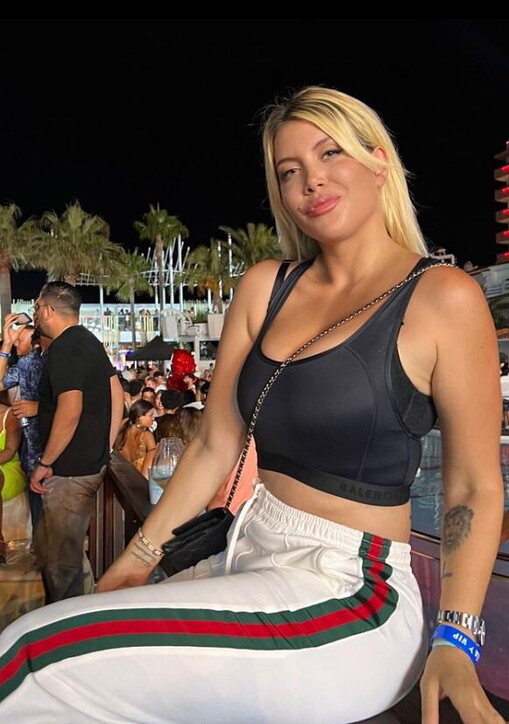 Wanda Nara, notte scatenata a Ibiza: in discoteca un uomo le bacia il seno