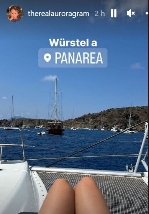Aurora Ramazzotti In Topless Alle Eolie Guarda Il Suo Gruppo Vacanze
