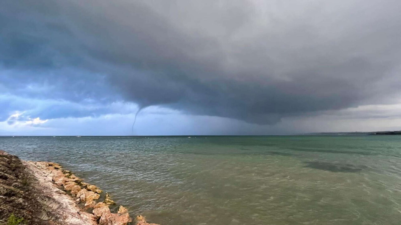 Maltempo al Centro-Nord: danni a Como, Lecco e Vercelli e tromba d'aria sul Lago di Garda