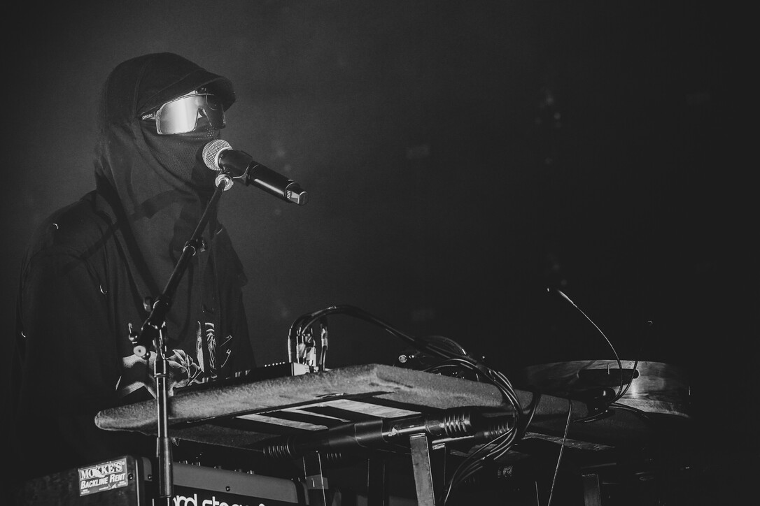 Liberato torna a cantare: in 30mila per il live a Milano