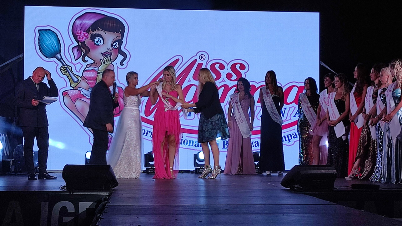 Miss Mamma 2022 è Carolina Bossi: "L'emozione? Figli e marito in prima ...