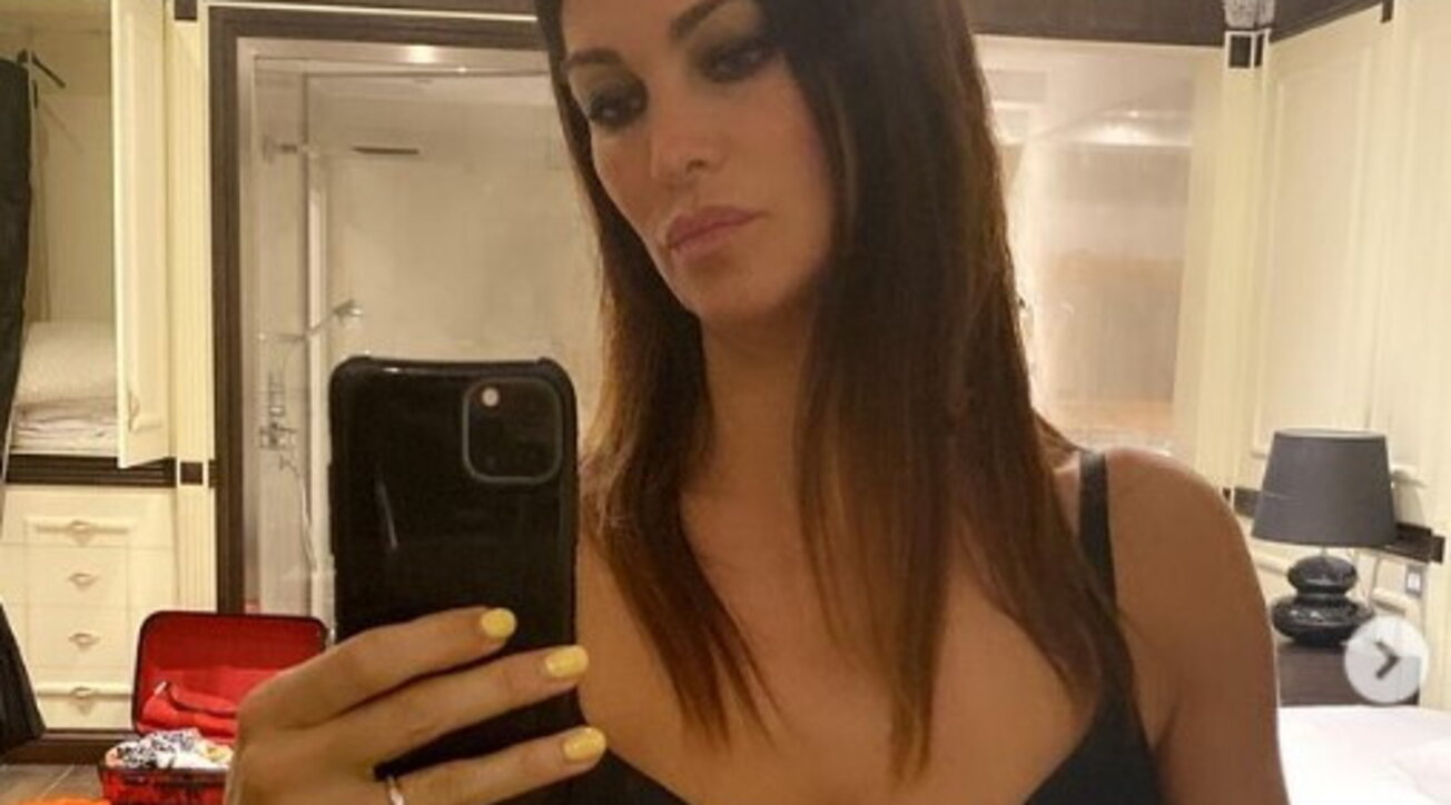 Manuela Arcuri In Lingerie Il Suo Buonanotte Allo Specchio Fa Impazzire I Fan