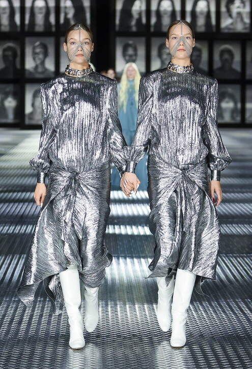 Gucci, sfilata di gemelli alla Milano Fashion Week: i look in passerella