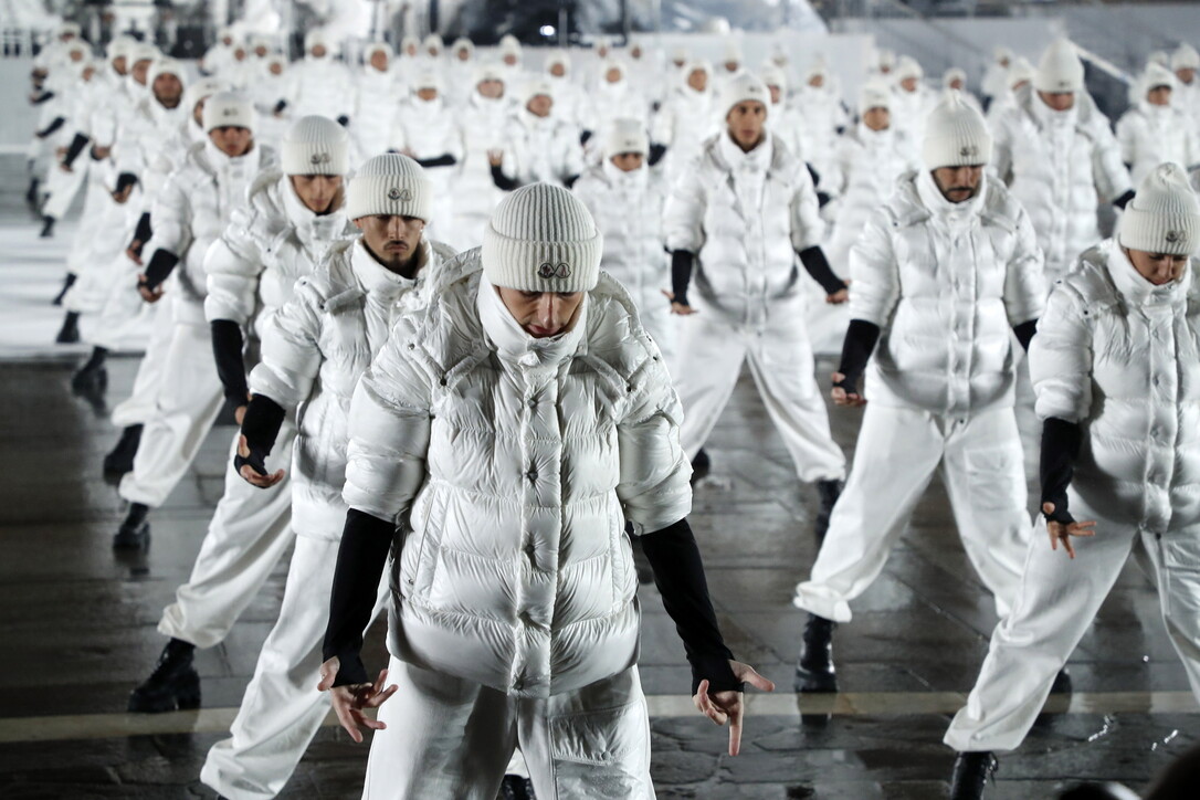 Milano Fashion Week, Moncler: sfilata spettacolo in piazza Duomo