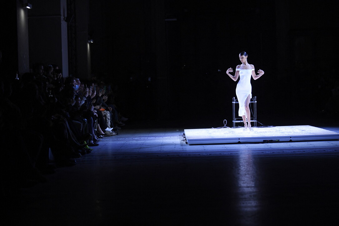 Bella Hadid, l'abito spruzzato sulla supermodella incanta Parigi