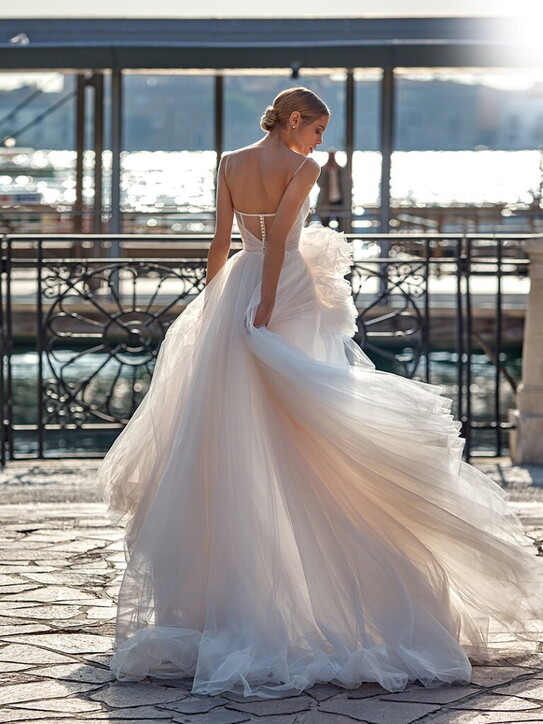 Nicole Milano. Abiti da sposa dal fascino raffinato al passo con i ...