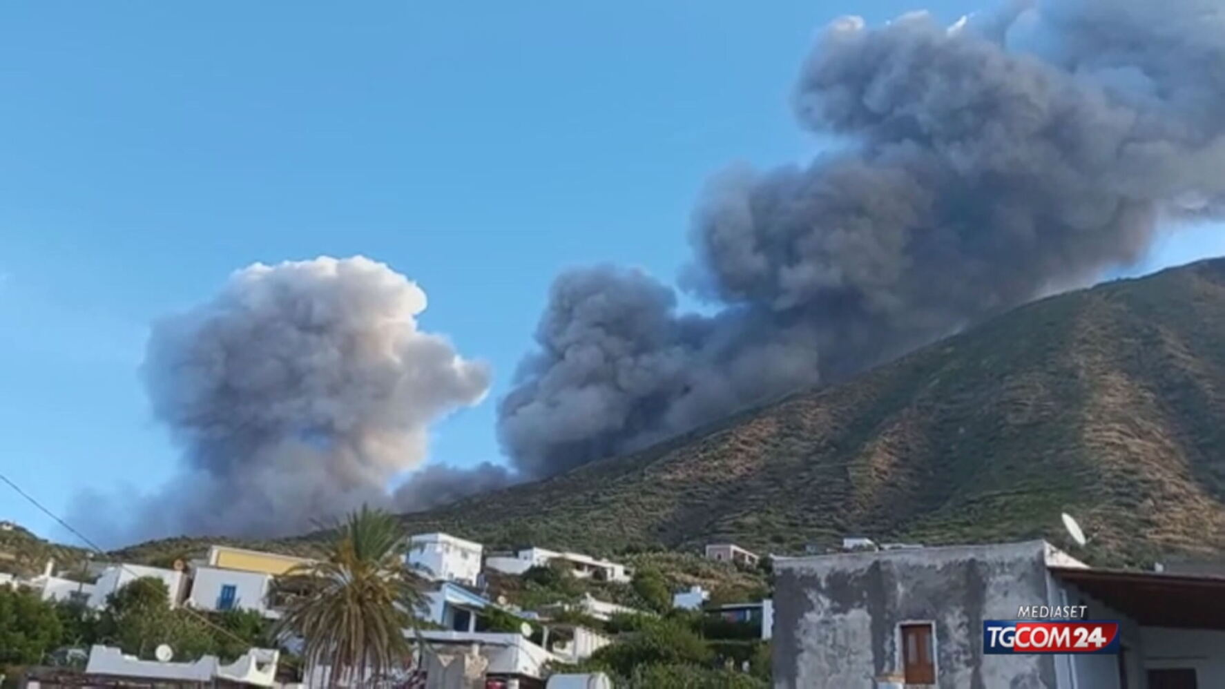 Eruzione Stromboli, livello di allerta alzato ad arancione