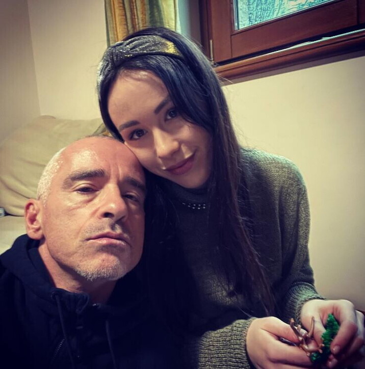 Eros Ramazzotti mano nella mano con la nuova fiamma