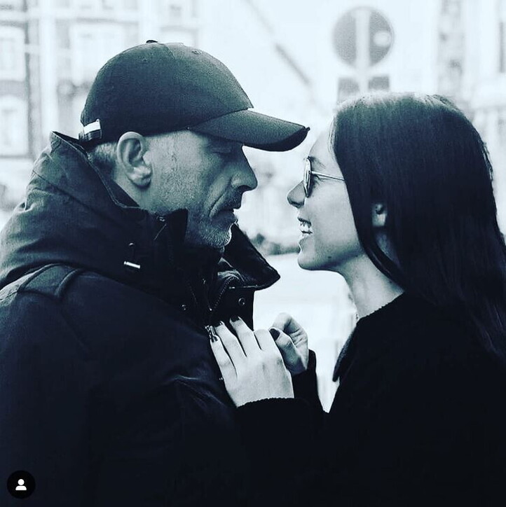 Eros Ramazzotti mano nella mano con la nuova fiamma