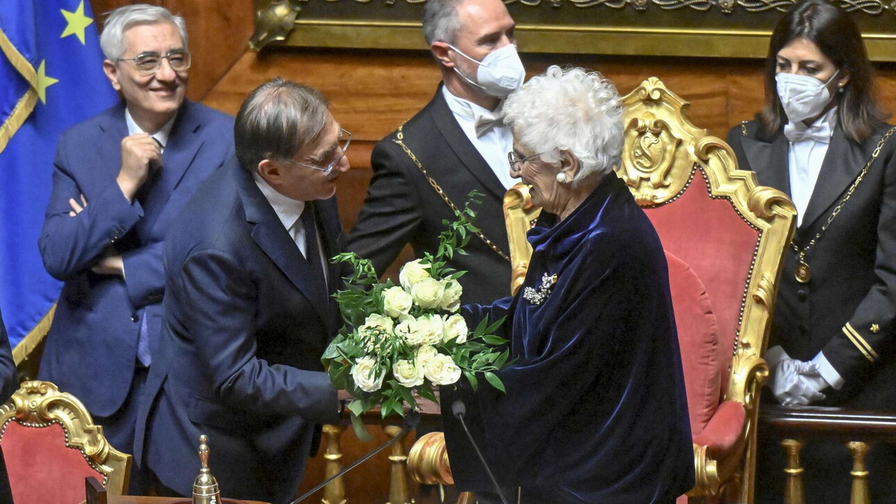 La Russa assume presidenza al Senato e regala un mazzo di rose bianche ...