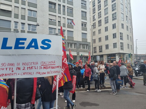 Milano, i lavoratori dell'azienda farmaceutica Valeas in piazza: "No ...