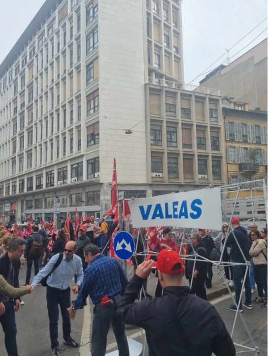 Milano, i lavoratori dell'azienda farmaceutica Valeas in piazza: "No ...