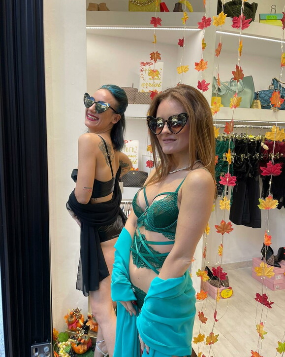 Chieti, in vetrina modelle al posto dei manichini: è polemica