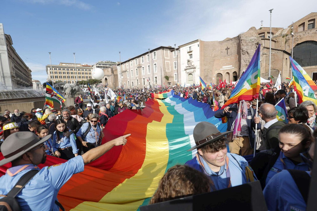 Marcia per la pace, a Roma folla con bandiere arcobaleno