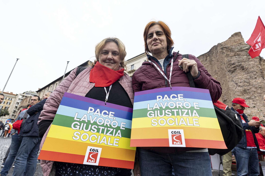 Marcia per la pace, a Roma folla con bandiere arcobaleno