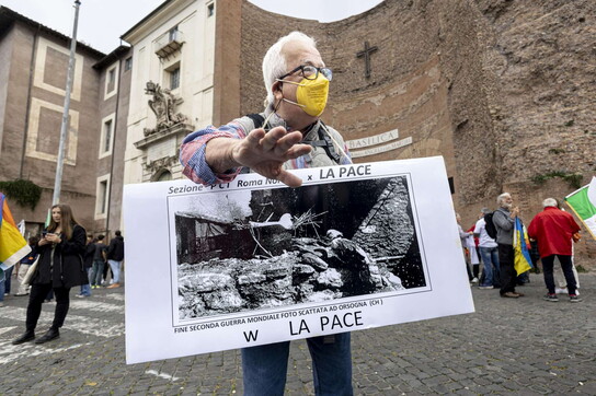 Marcia per la pace, a Roma folla con bandiere arcobaleno