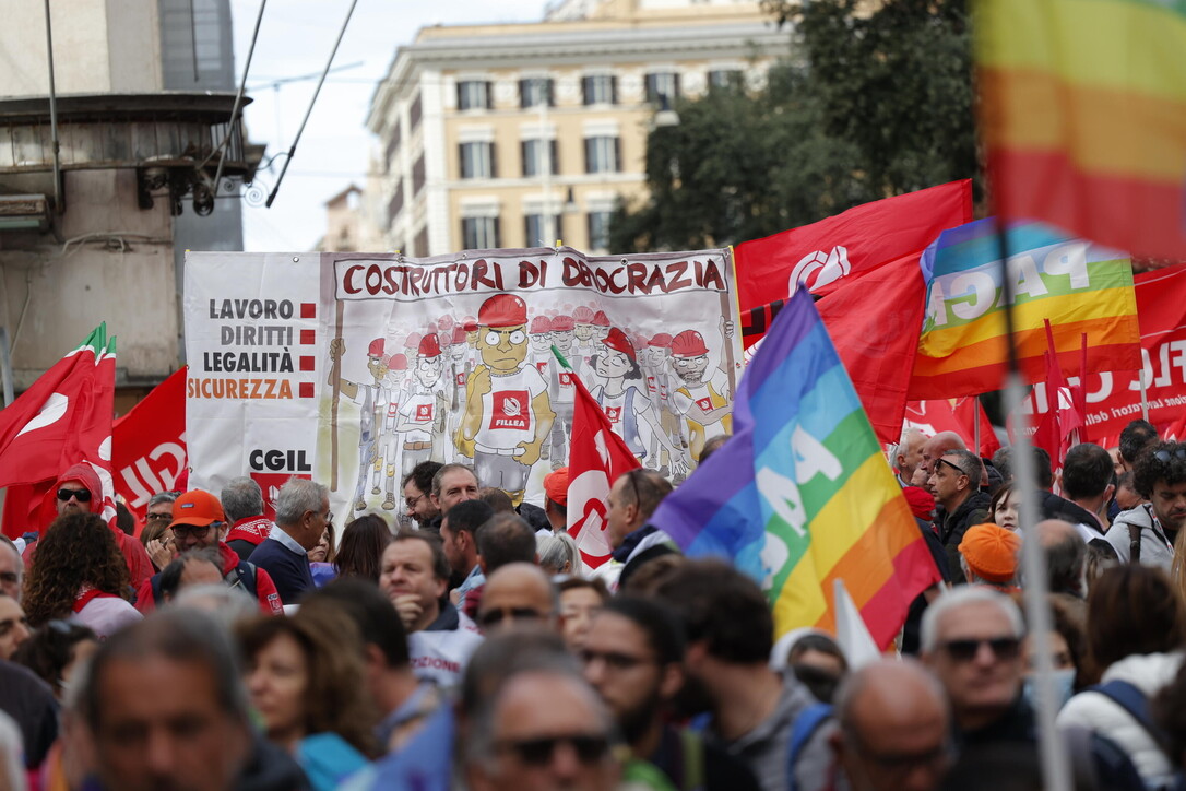 Marcia per la pace, a Roma folla con bandiere arcobaleno