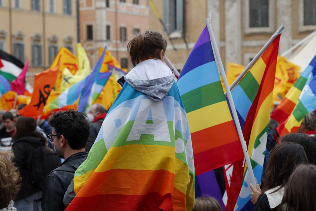 Marcia per la pace, a Roma folla con bandiere arcobaleno