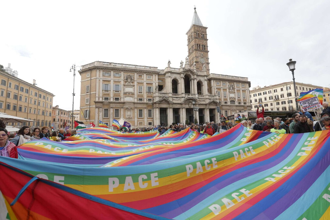 Marcia per la pace, a Roma folla con bandiere arcobaleno