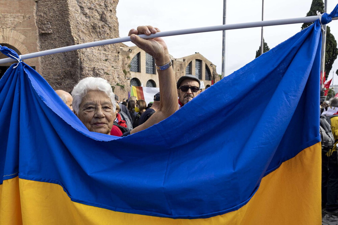 Marcia per la pace, a Roma folla con bandiere arcobaleno