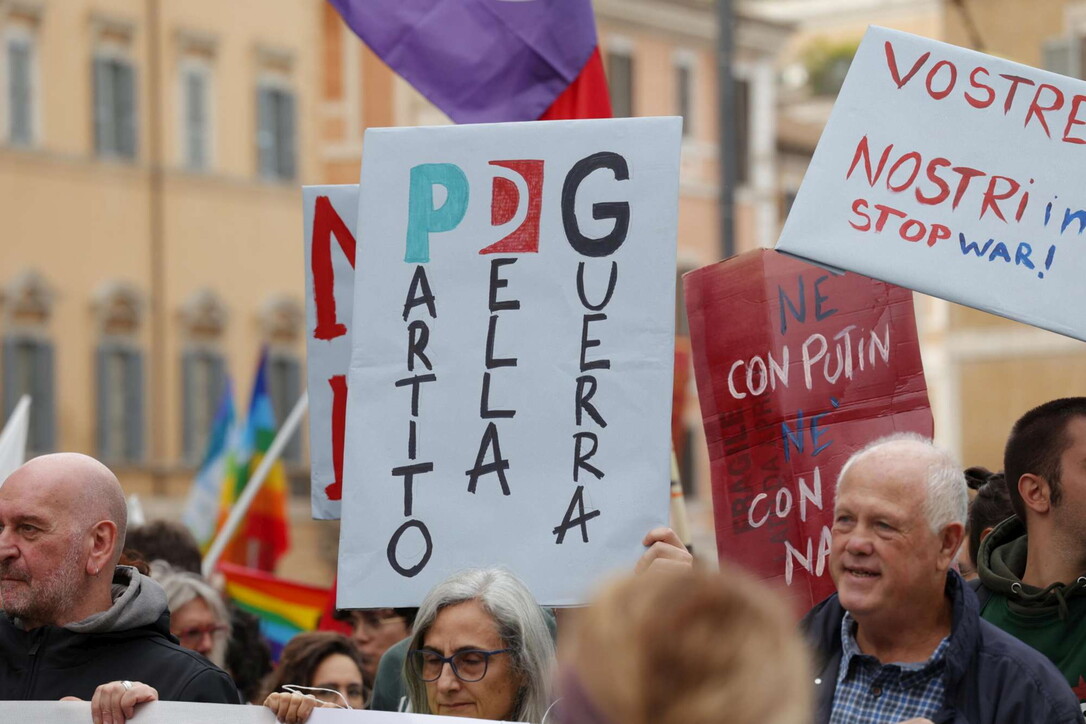 Marcia per la pace, a Roma folla con bandiere arcobaleno