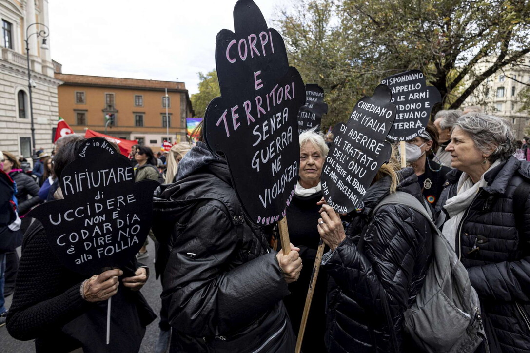 Marcia per la pace, a Roma folla con bandiere arcobaleno