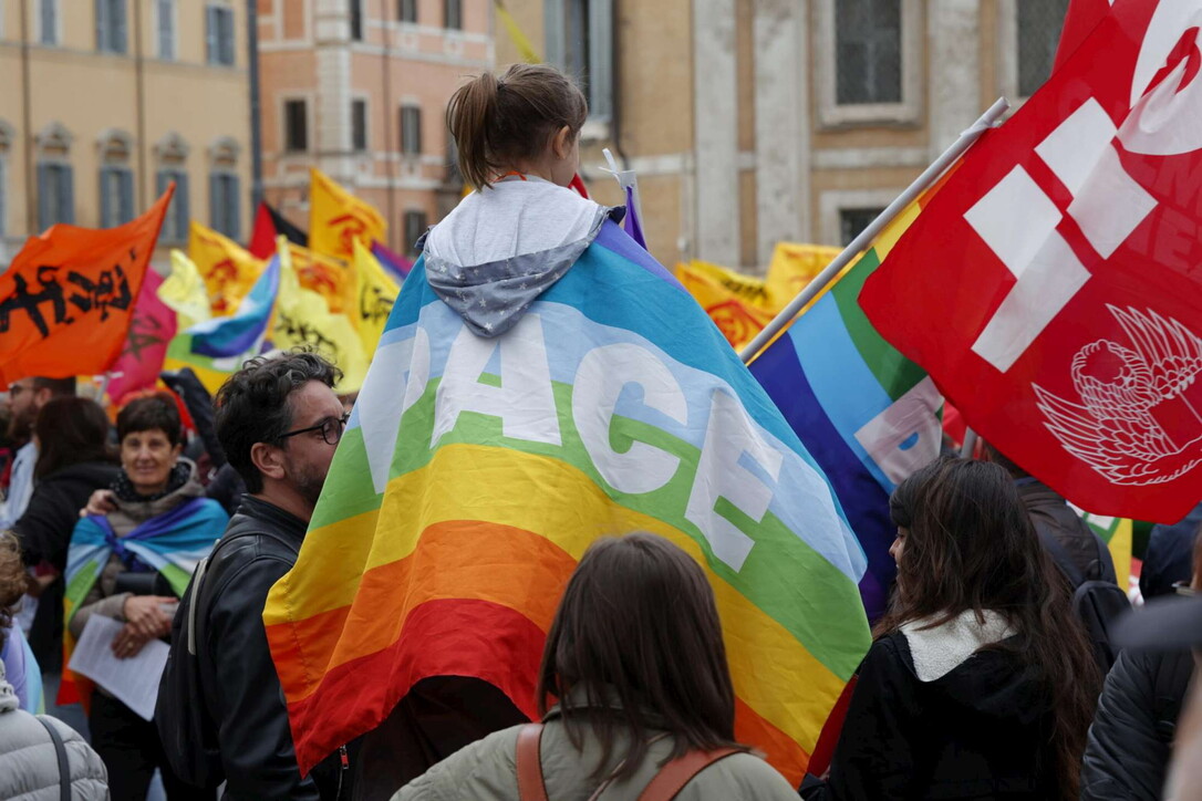 Marcia per la pace, a Roma folla con bandiere arcobaleno