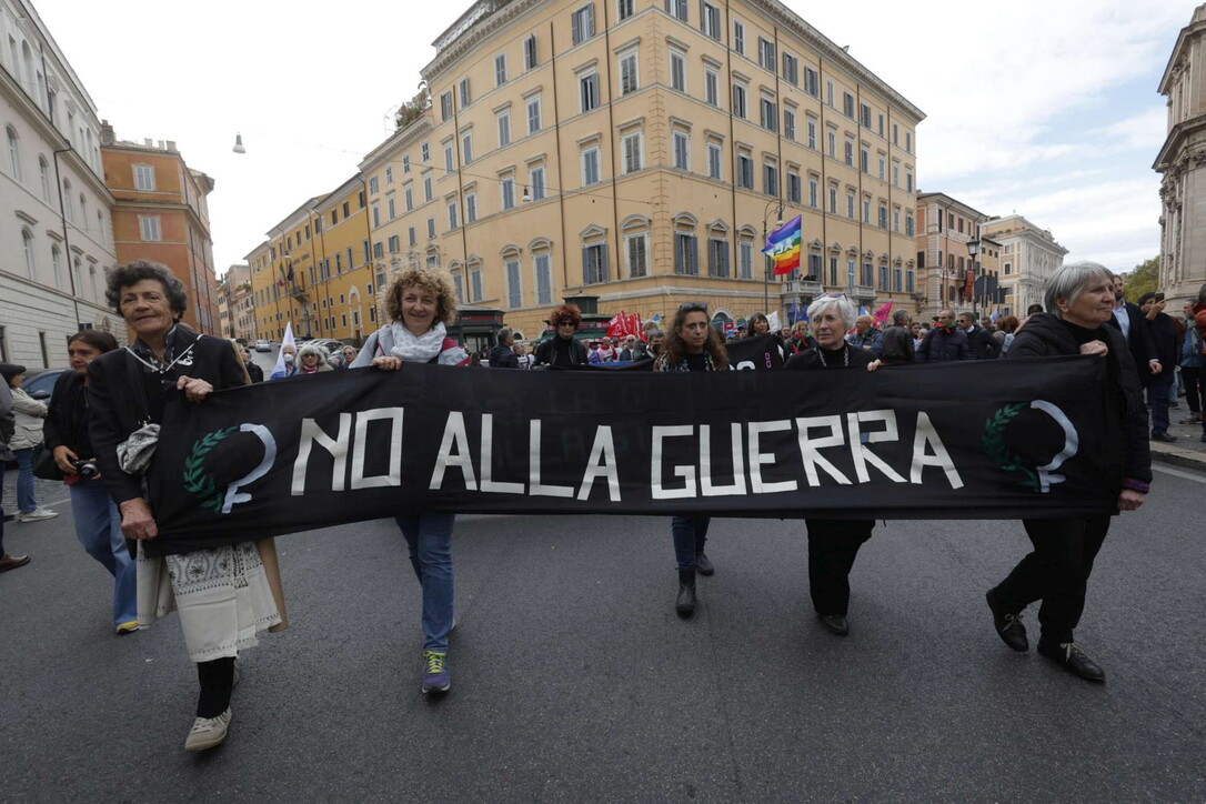 Marcia per la pace, a Roma folla con bandiere arcobaleno