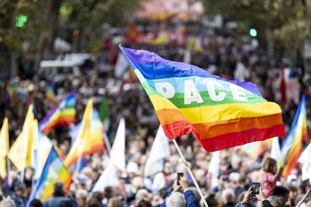 Marcia per la pace, a Roma folla con bandiere arcobaleno