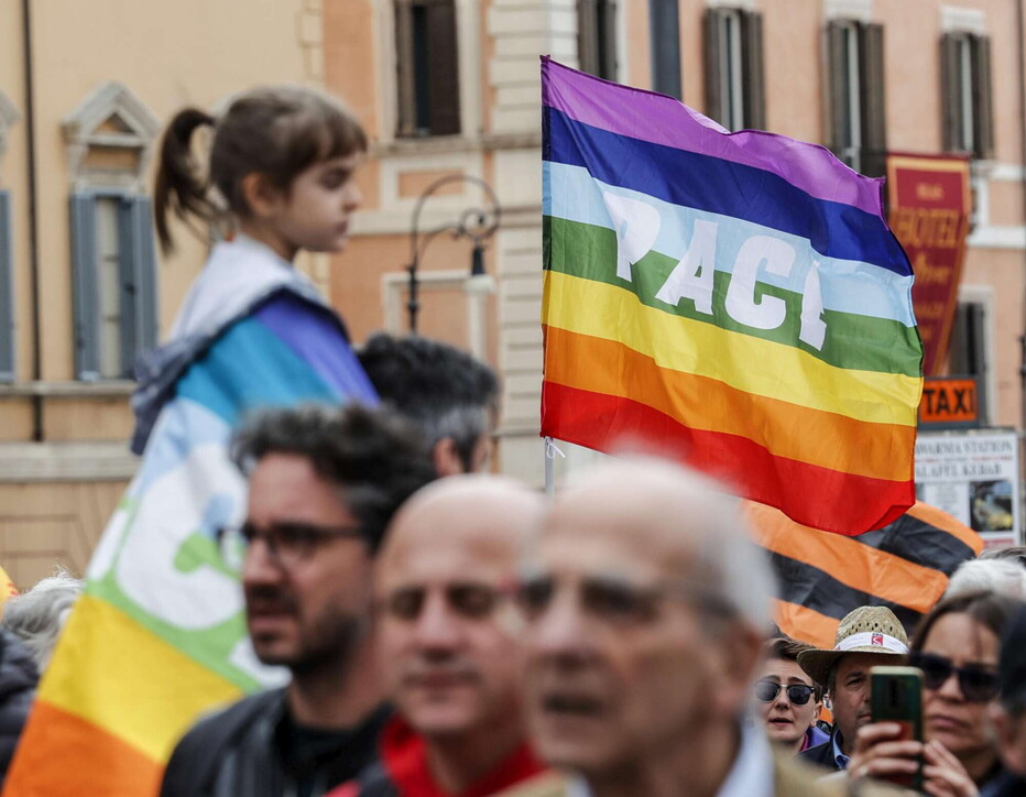 Marcia per la pace, a Roma folla con bandiere arcobaleno