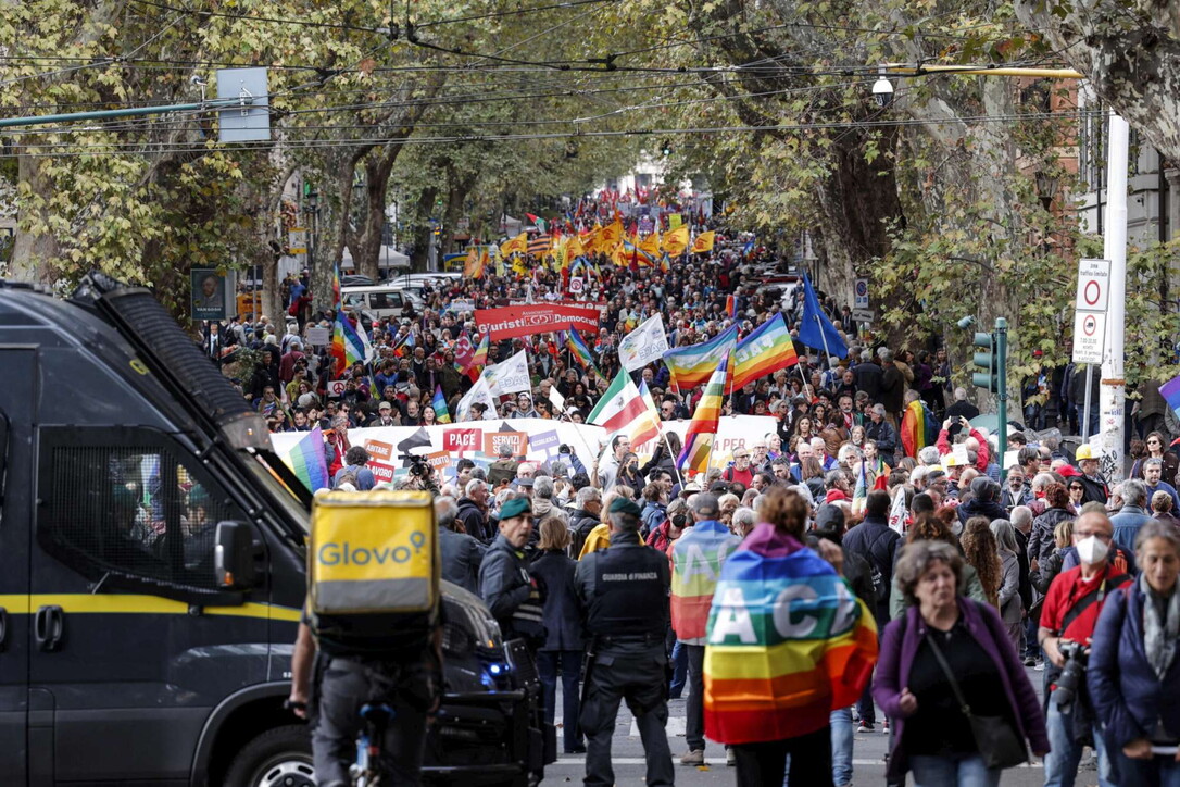 Marcia per la pace, a Roma folla con bandiere arcobaleno