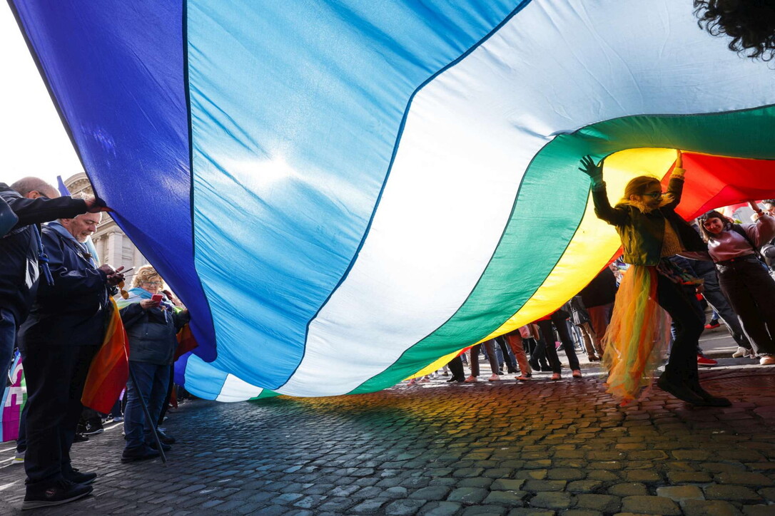 Marcia per la pace, a Roma folla con bandiere arcobaleno